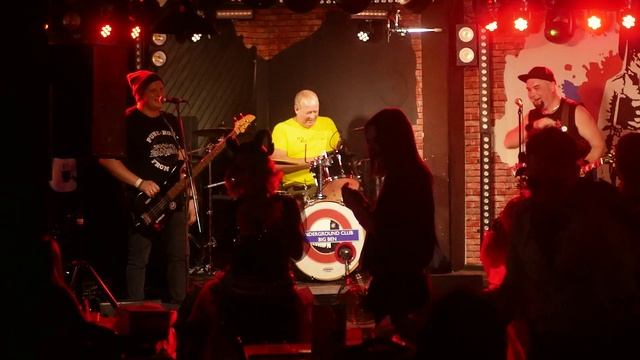 2025-11-01 - Группа «Доктор Выходной» - Punk-Rock-Halloween в клубе «Big Ben»