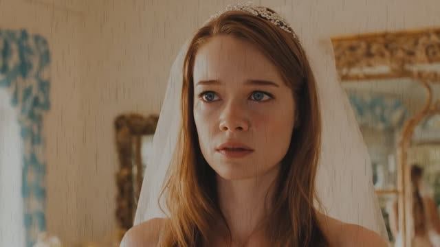 Белое платье