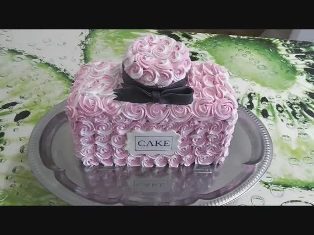 Торт в виде парфюма.