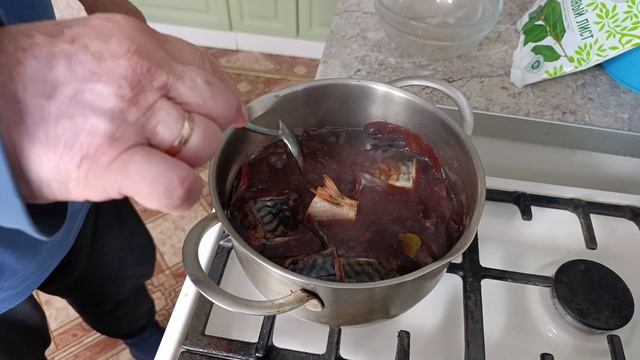 Скумбрия в луковой шелухе и кексы на десерт