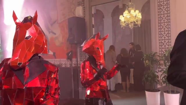 Красный Конь для корпоратива — эффектное зеркальное шоу Москва