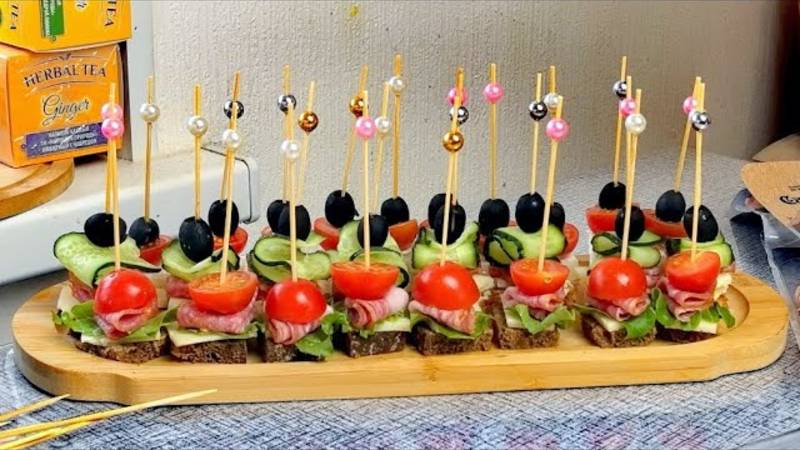 Готовим за 5 минут: Слоеные канапе с колбасой и сыром на хлебе