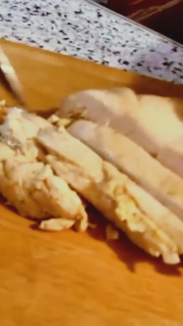 Как сварить курицу в микроволновке для салата