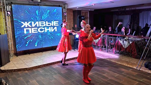 Инесса и шоу-балет De Luxe с песней "Русский сарафан" на проекте "Живые песни" в Санкт-Петербурге