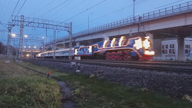 Поезд Деда Мороза под паровозом и "Ласточка" между ст. Окружная и ст. Владыкино (08.11.2025)