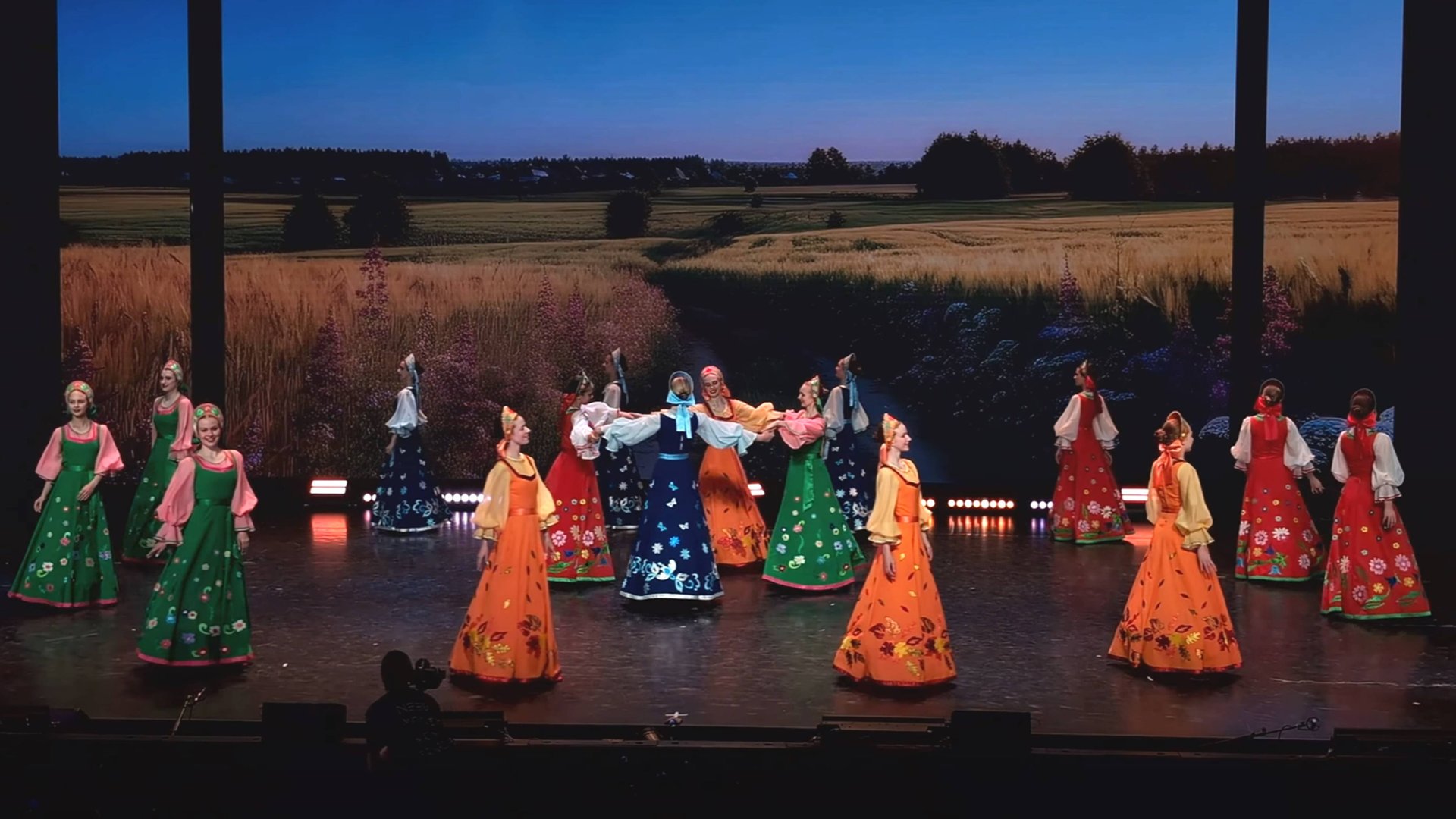 Русский народный хоровод "Родные просторы"