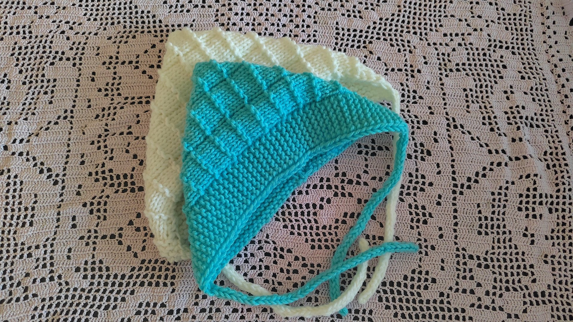 Шапочка спицами на малыша от 1 до 6 месяцев //Видеоописание