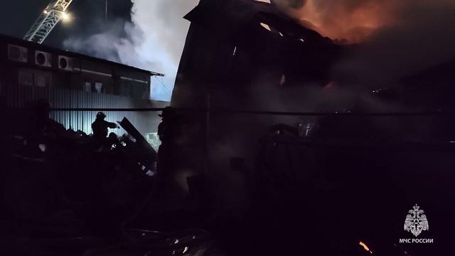 Хабаровские пожарные около 5 часов ликвидировали возгорание на авторазборке