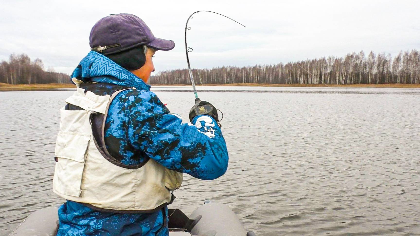 ТУТ РЫБА РАЗГИБАЕТ КРЮЧКИ! ДУШЕВНАЯ РЫБАЛКА с НОЧЁВКОЙ. Спиннинг в ноябре 2025