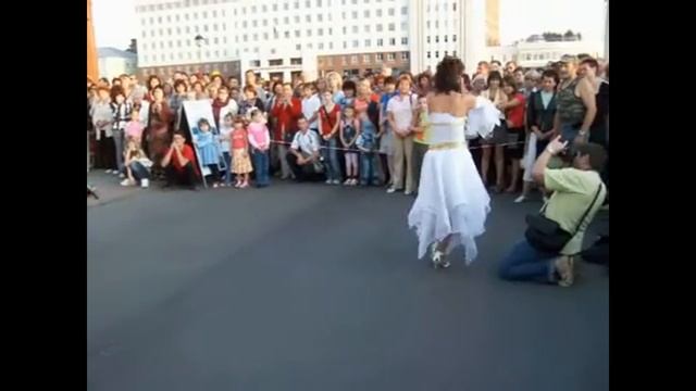 "Молва и красота" исполняет автор слов и музыки Николай Хоничев, танцует Инна Марухленко.