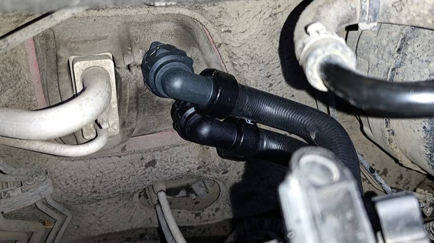 Замена патрубков радиатора отопления Опель Астра J