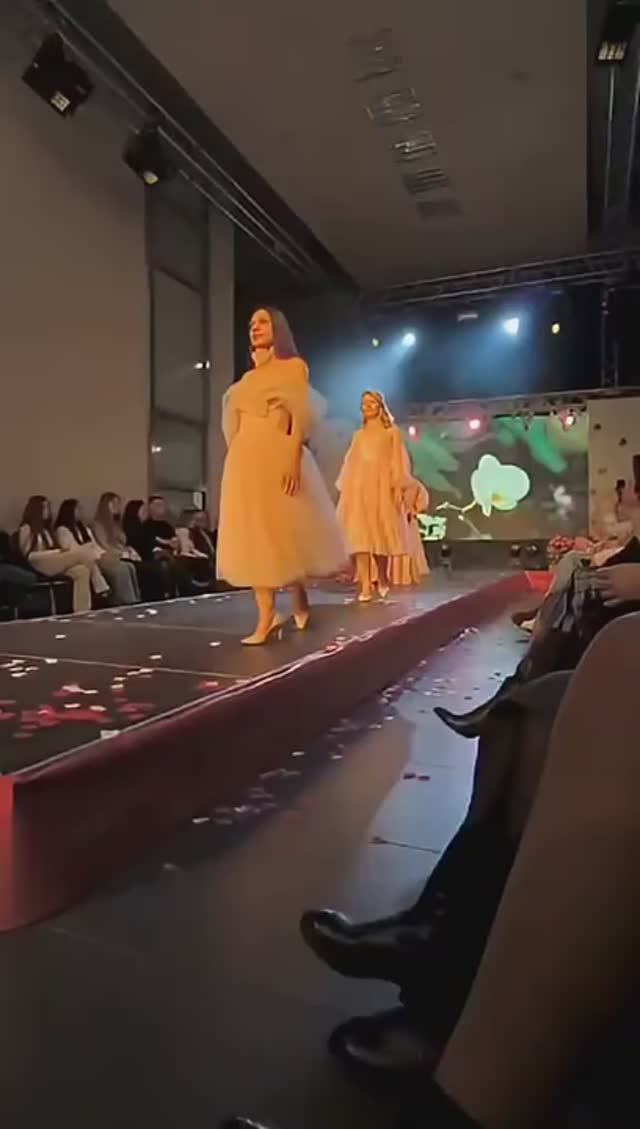 МОДНЫЙ Показ в Национальной школе красоты.
