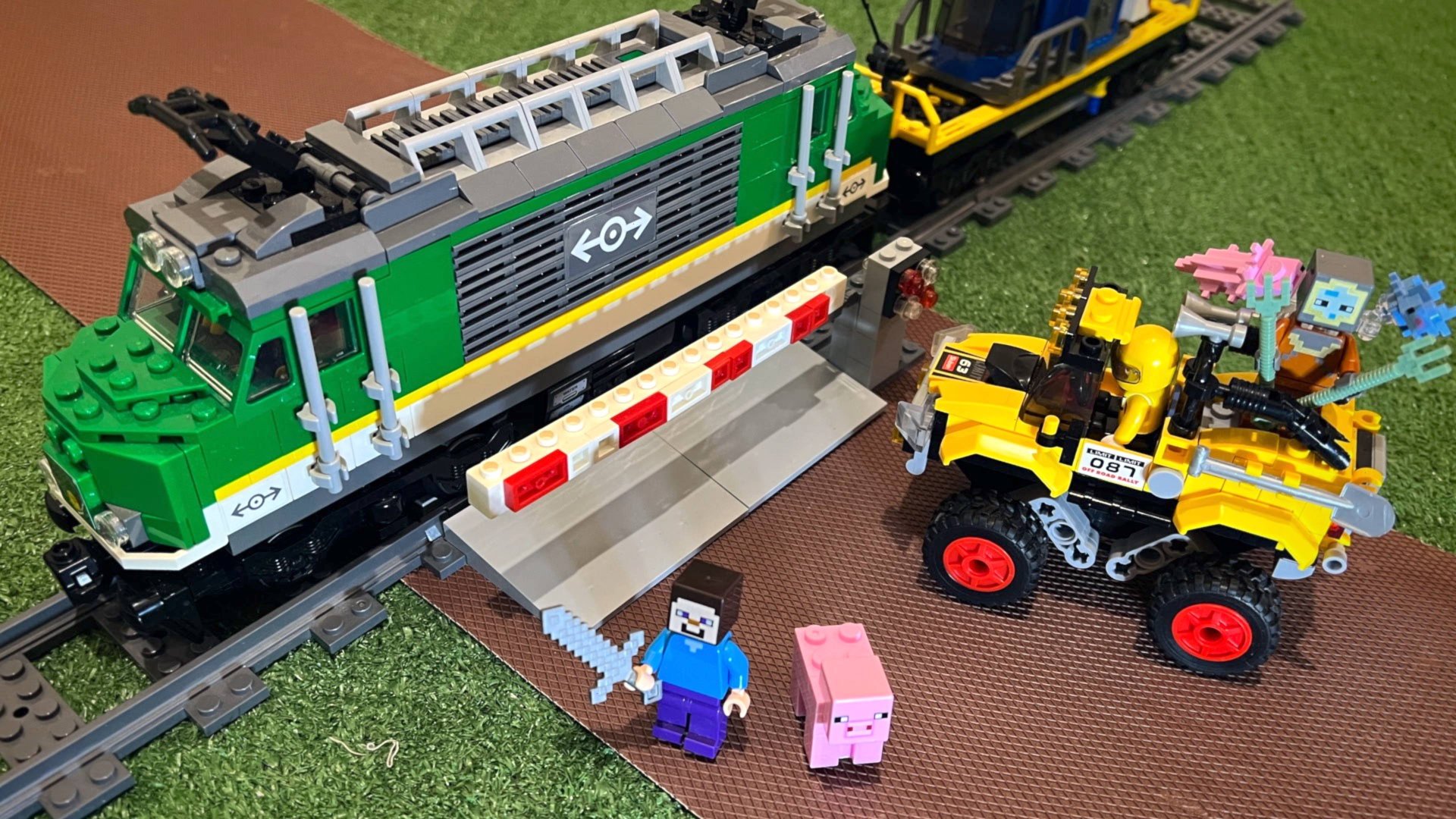 МУЛЬТИКИ ПРО МАШИНКИ, ПОЕЗДА и жд переезд с шлагбаумом - Детский канал про поезда и Майнкрафт