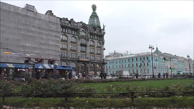 Зеркальный двор. Прогулка, разговор. Петербург. 09.11.25.