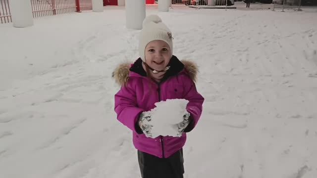 Обнаружили во дворе огромный снежный ком