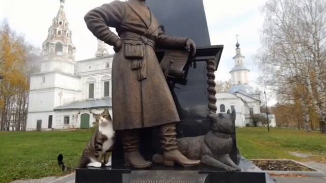 Кот Василий у памятника Ерофею Хабарову в Великом Устюге