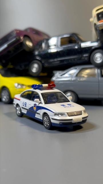 Распаковка игрушечного VW Passat B5