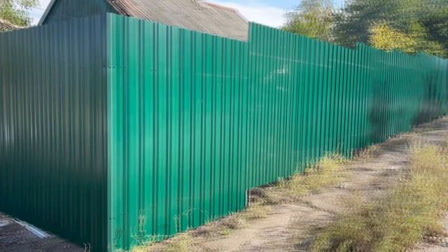 Зелёный забор из профнастила в Ленинском рн Донецка.