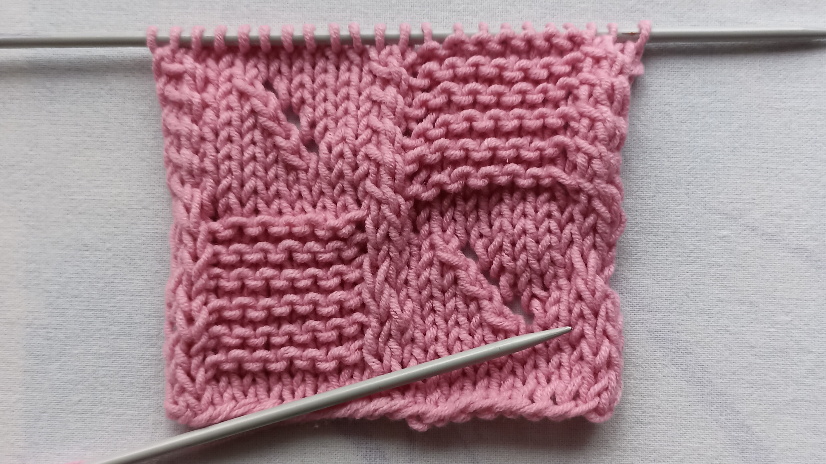 Узор для кофточки спицами.