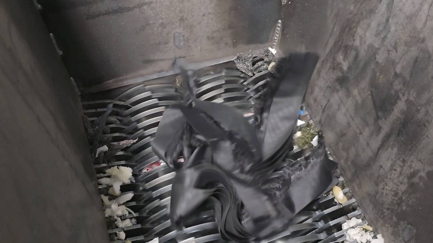 Измельчение капроновой ткани на шредере ИШМ-220-500