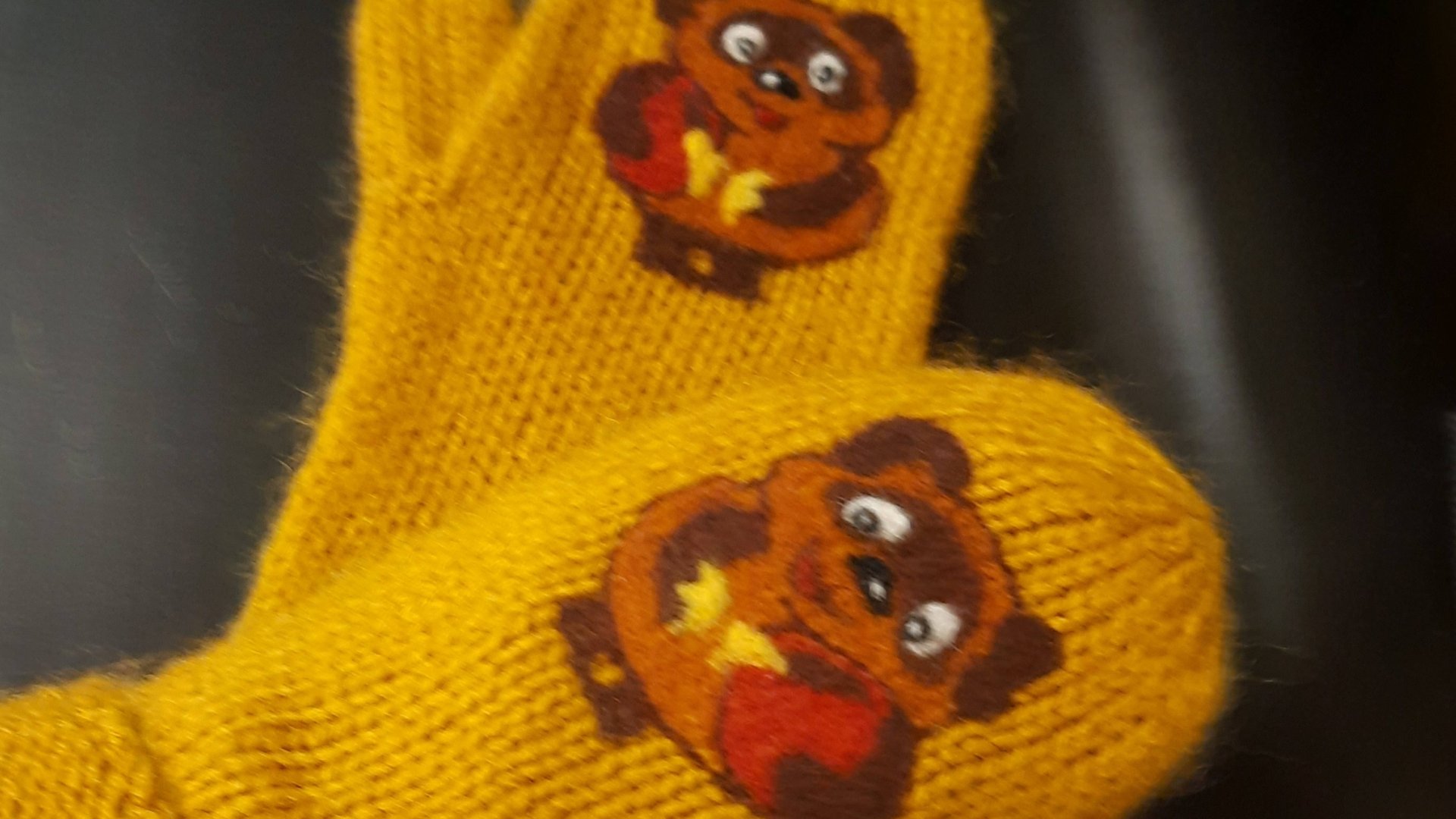 Варежки с рисунком из шерсти Винни-пух