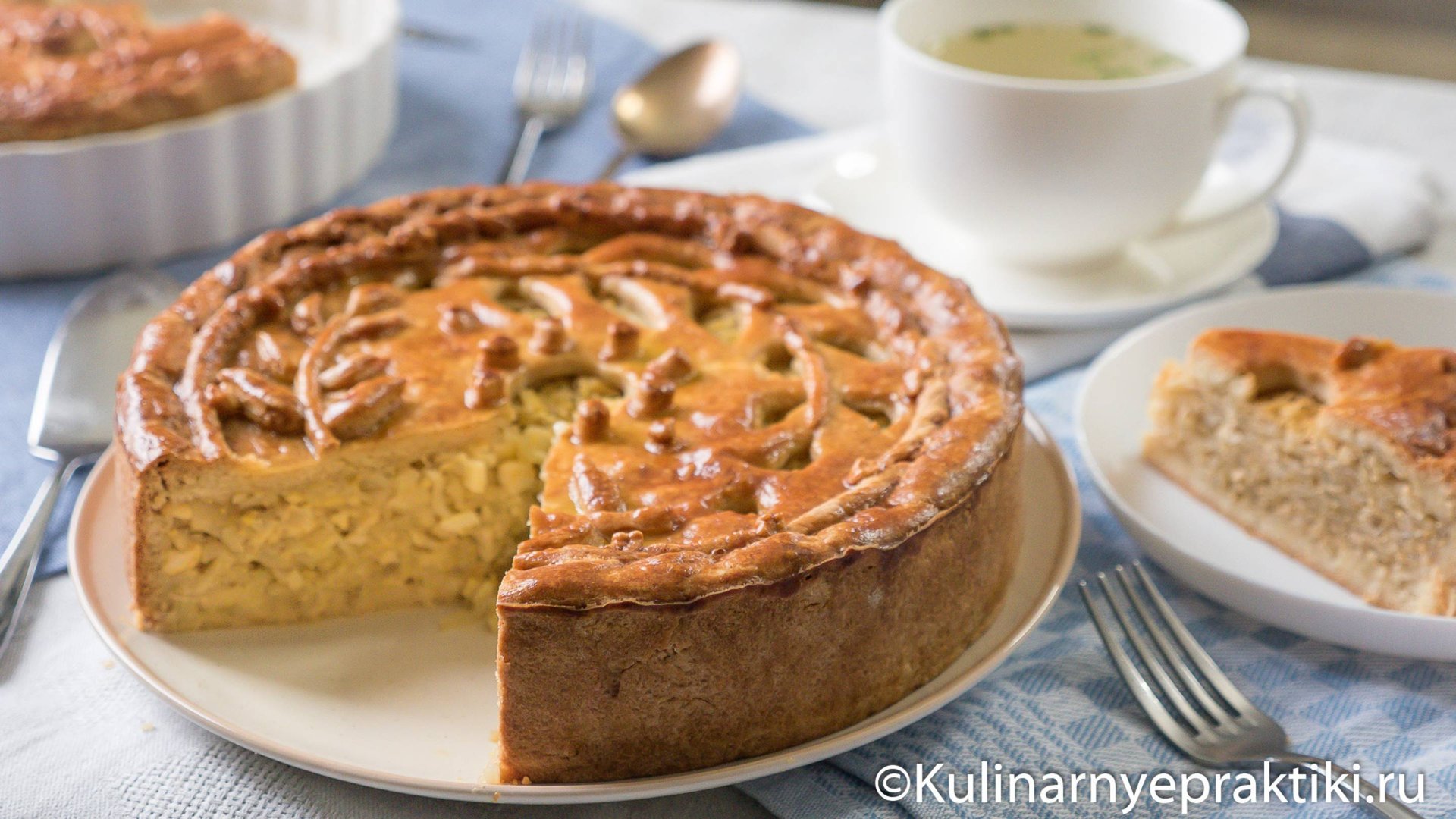 Пирог с капустой: сливочная начинка без “капустной резкости” и сметанное тесто