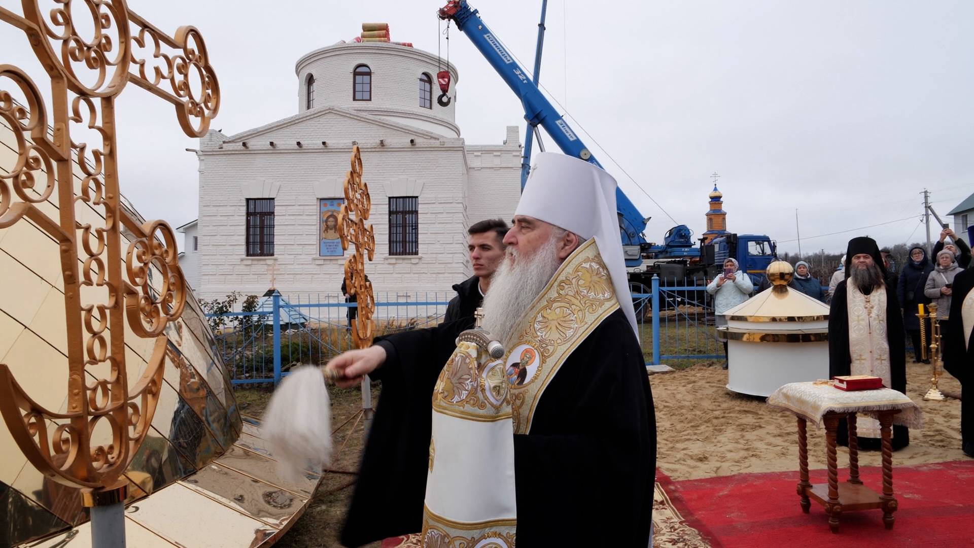 Восстановим всем миром: на пострадавший от пожара храм Знаменского монастыря установлен купол