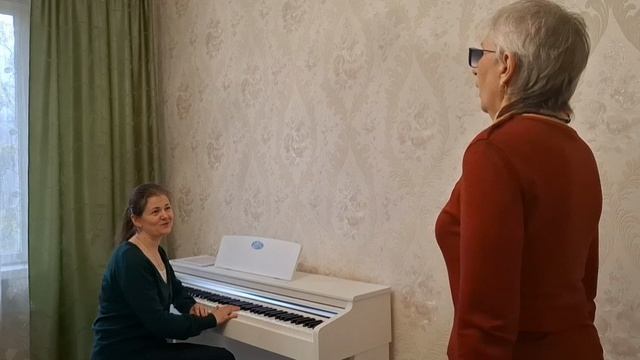 Урок вокала.  Распевка на развёрнутое трезвучие