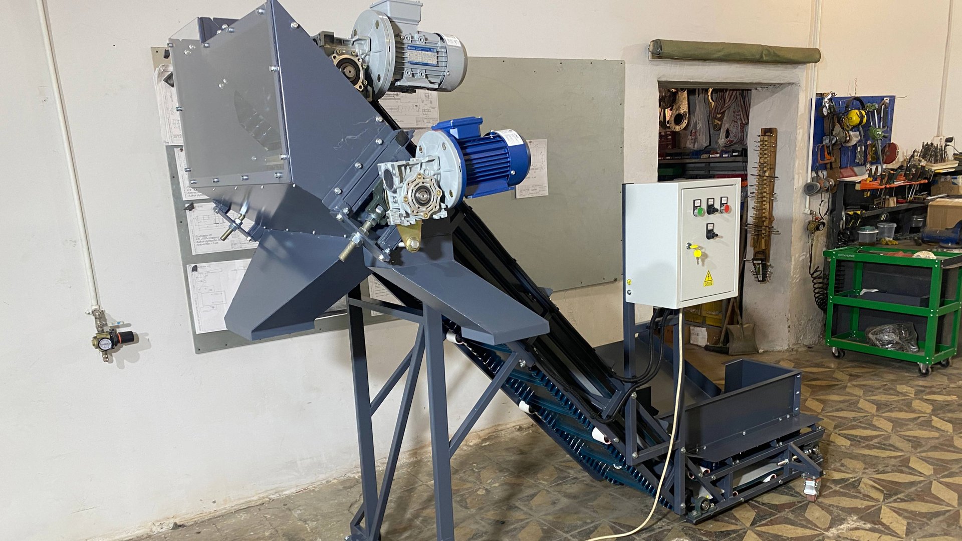 Ленточный конвейер со спиральным сепаратором. 1003