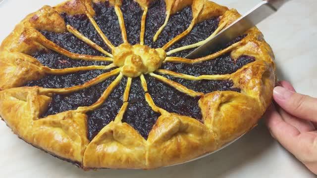 Пирог из песочного теста. Начинка сливочный сыр и варенье.