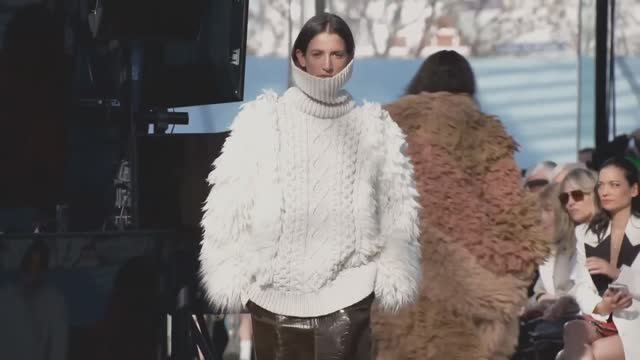 Показ женской коллекции Stella McCartney осень-зима 2024-2025