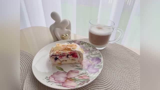 Меренговый рулет с сублимированными ягодами.