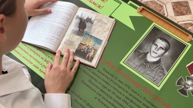 Парта Героя Голубова Владимира Михайловича в МБОУ СОШ 5 г.Углегорска.