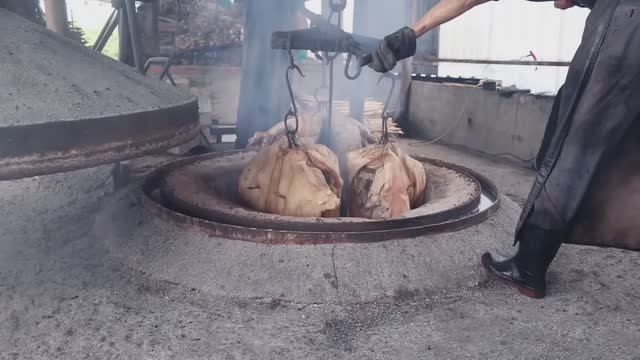 Традиционная китайская кухня. Жареная свинина в яме.