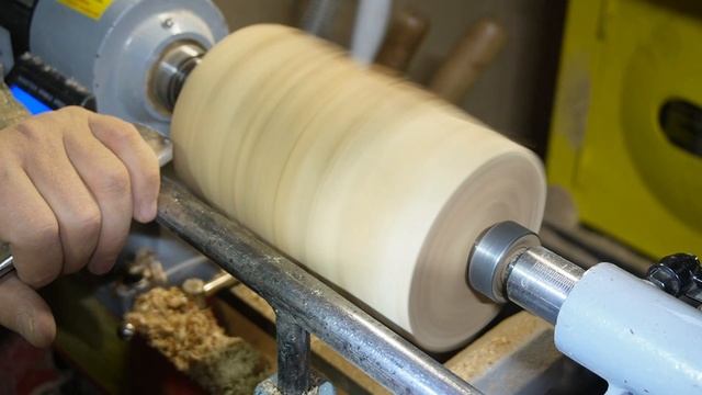 Черновой резец из быстрореза как он в работе