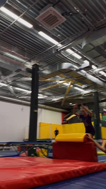 Летаем в батутном🪽 #студияаннысеровой #акробатика