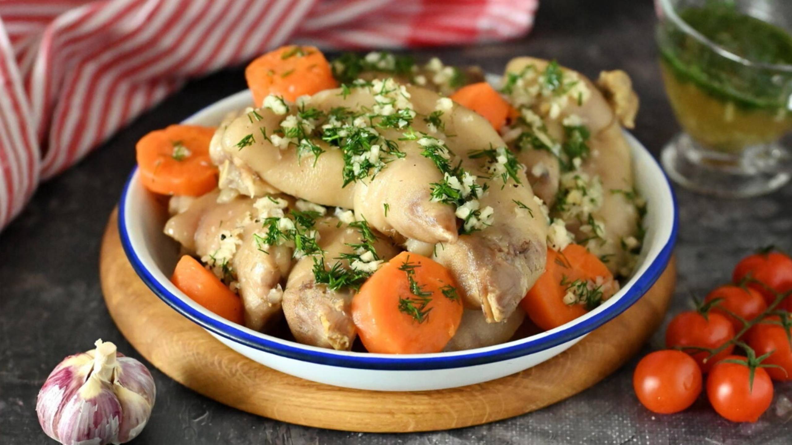 5 часов на плите — и вы не поверите, во что превращаются свиные ножки!