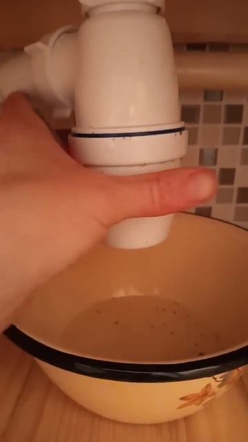 почему не спускает вода , что там ?