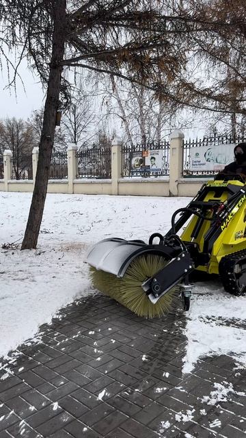 КОММУНАЛЬНЫЕ РАБОТЫ, УБОРКА ТЕРРИТОРИИ, КЛИНИНГ, УБОРКА СНЕГА, ЩЕТКА ДЛЯ СНЕГА, ЦЕРКОВЬ, ХРАМ, ПАРК