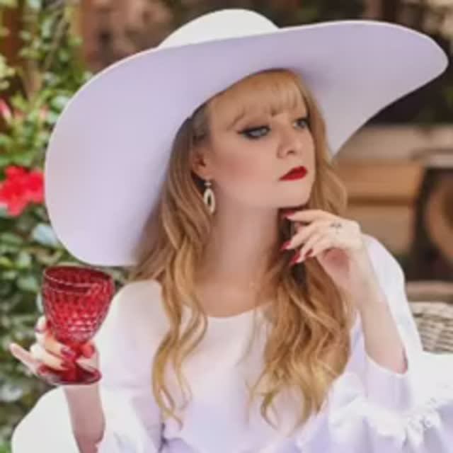 *** ...АХ, КАК КРАСИВЫ ВЫ ,МАДАМ ! ***