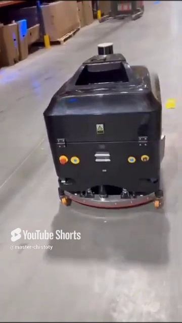 Автономный робот-уборщик Kokobots S95 работает на складе.
