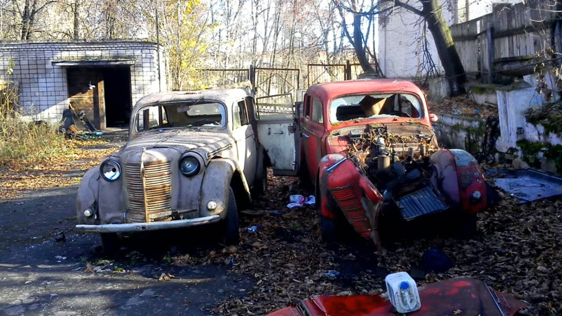 Старые автомобили у Ярцевской фабрики в городе Вязники. 2013 год