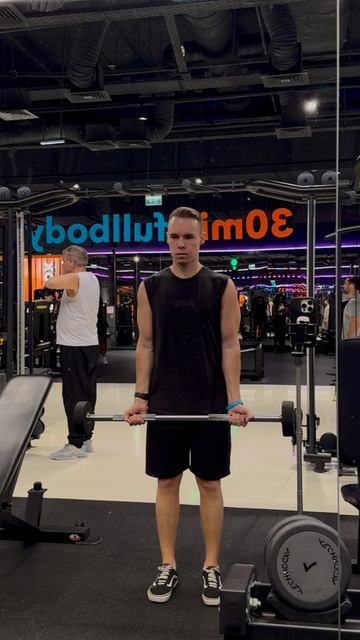 Бицепс. Сгибания рук со штангой стоя