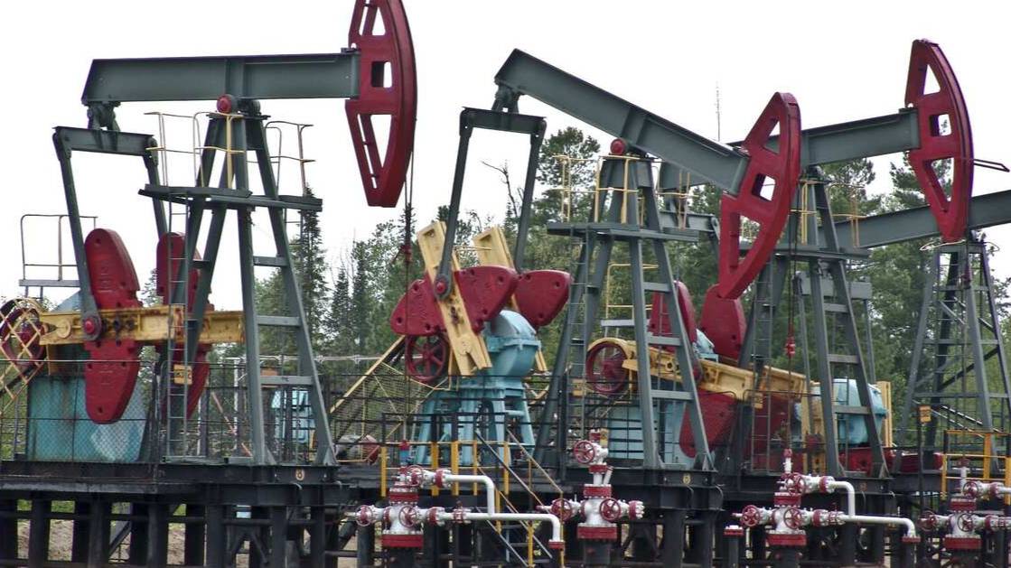 Страны ОПЕК+ договорились увеличить добычу нефти в декабре