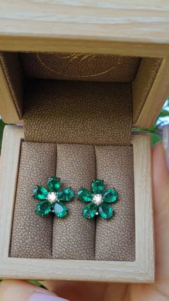 Серьги в виде цветка с изумрудами и бриллиантами