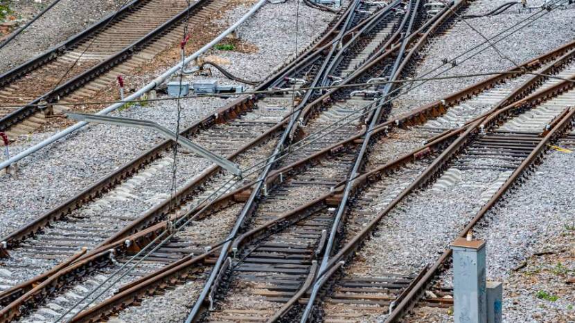 Водитель легковой машины погиб при столкновении с поездом в Самарской области