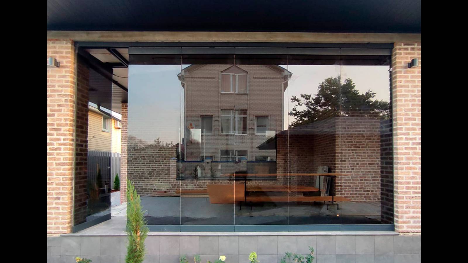 Телескопическая перегородка из темного стекла