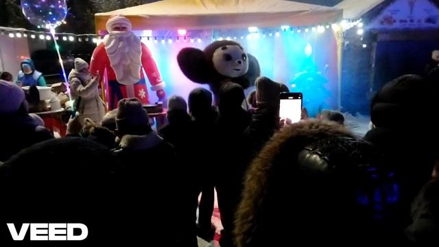 На Новогоднем празднике.