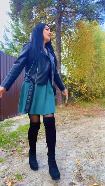 Красотка танцует в ботфортах в колготках