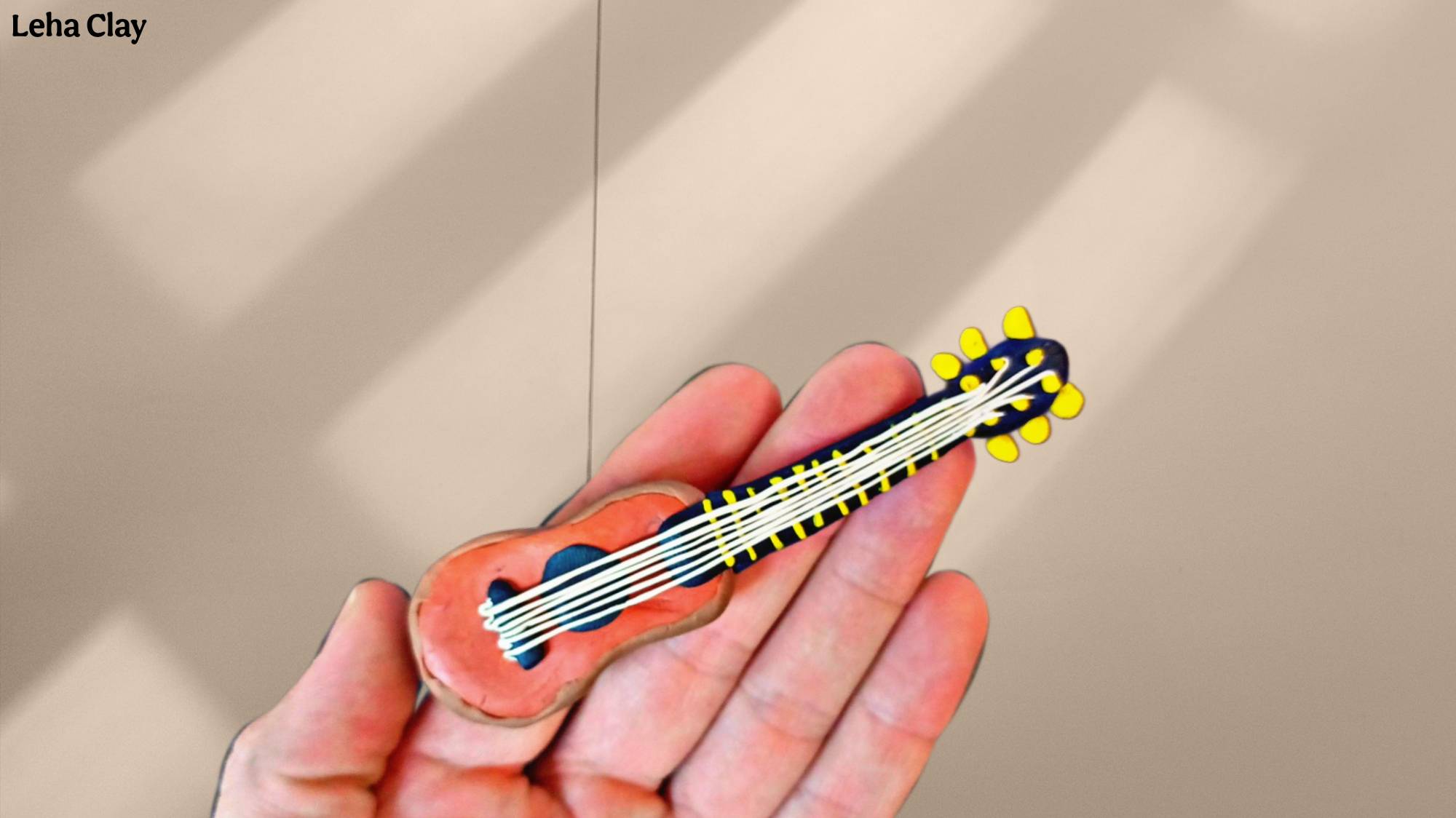 Как слепить Гитару для телефона из пластилина / Гитара из пластилина / Лепка Гитары 6 струнной